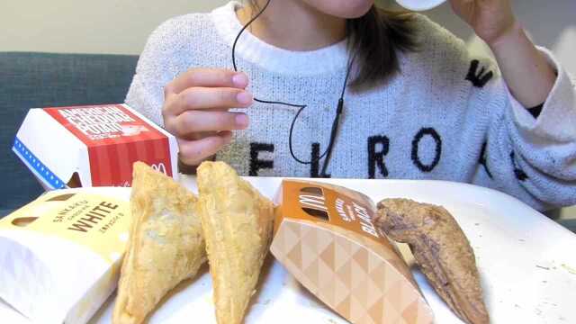 Beautiful women eat triangle crisp, two different flavors to eat ...