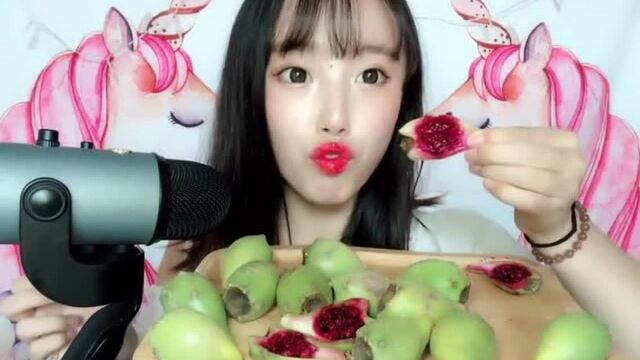 Late night canteen: cute little Loli live to eat rice sausage, eat ...