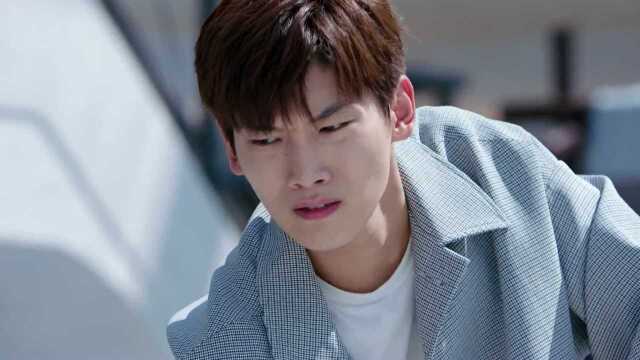 Xi Yi ring fell into the pool, Chan Ka-yan struggled to get the ring ...