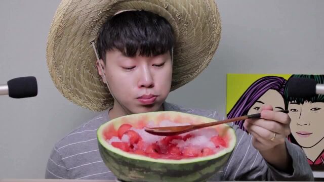 Look at how the guy eats watermelon, the method is very novel and must be delicious. - Watch HD ...