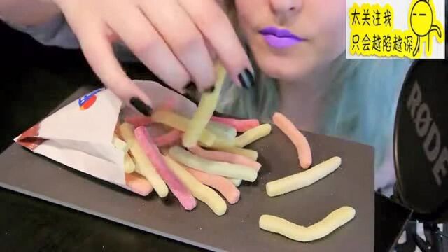 Voice-activated eating lizard sister eating candy fries, chewing sound ...