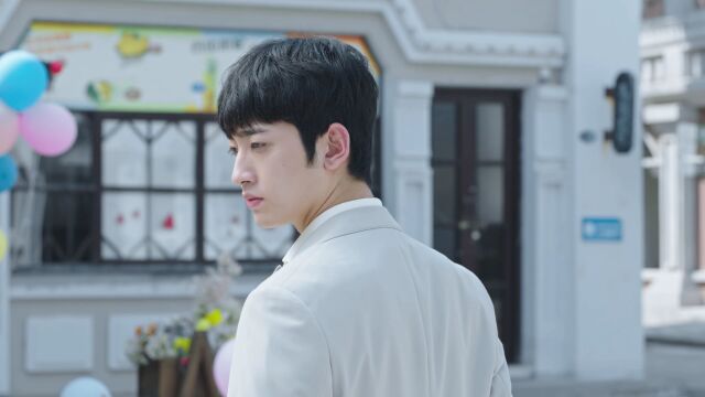 Teaser: A female gamer pursues her Prince Charming in the game and ...