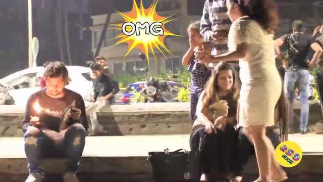 Indian guys prank: the street is burning books, scared the sisters ...