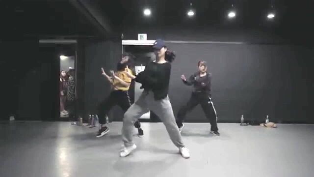 Miss Fan with super fan, I like this personality. - Watch HD Video ...