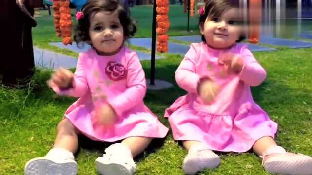 Twin girls are selling Meng, the posture is synchronized, so cute ...