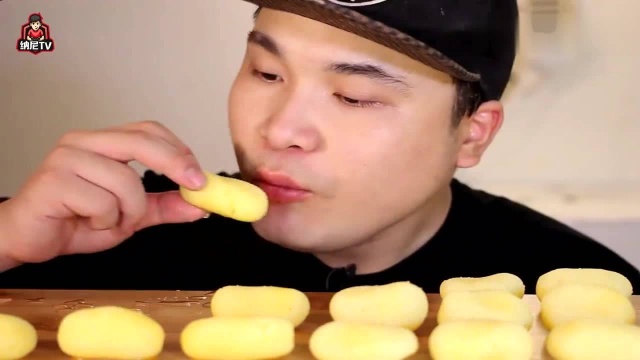 What is the fat brother eating? Take a bite of juice and eat too much ...