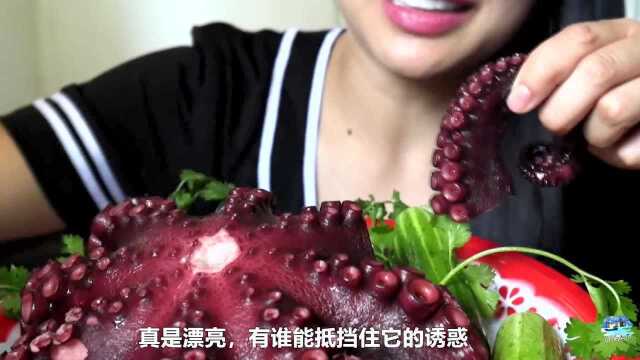 Smiling sister madly eat steamed big octopus, big mouthful is too ...