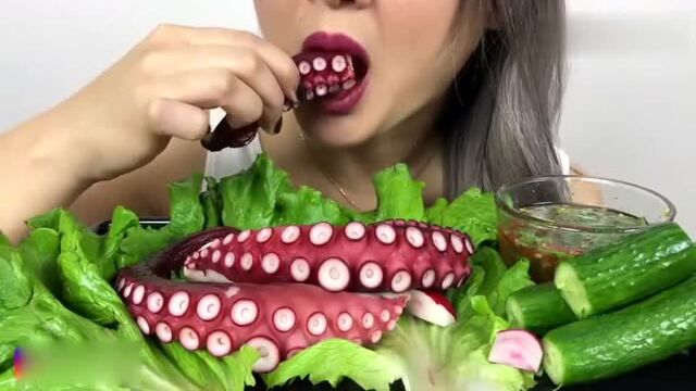Sisters eat giant octopus, with cherry radish, the more they eat, the ...