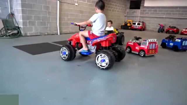 Toy cars are full of fun, only children can experience it! Super envy ...