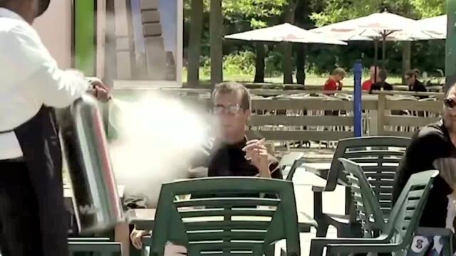Foreign spoofs: Men smoke in public places, the waiter does not speak a ...