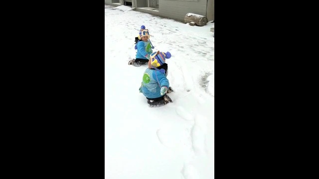 It’s snowing, twin babies see snow for the first time, playing crazy in ...