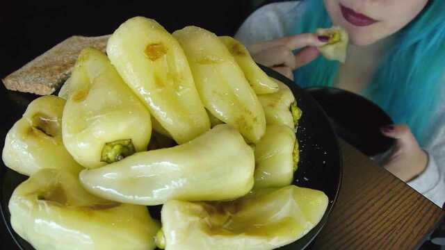 Foreign girls directly eat spicy peppers! Really hot girl, spicy ...