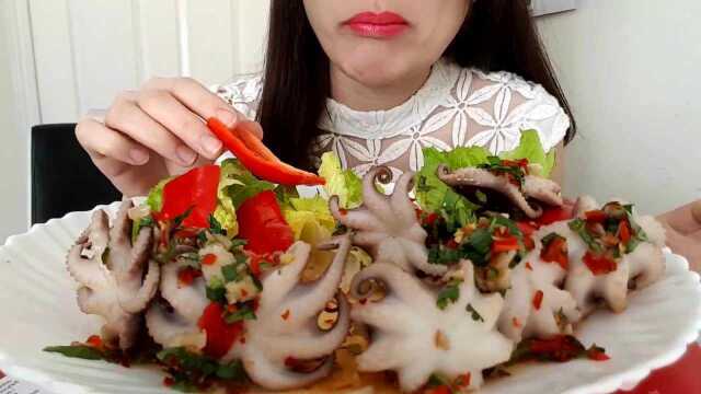 Beautiful sister eats cold spicy octopus, one for one, chewy and ...