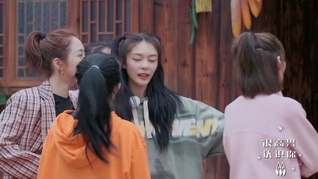 EP Fu Jing (Part 1): Rocket Girls play treasure-hunting and rubber band skipping in the yard ...