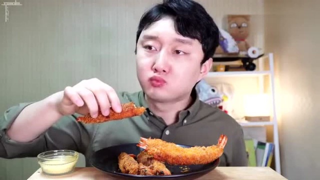 Korean younger brother eats fried crispy shrimp, one bite, too ...