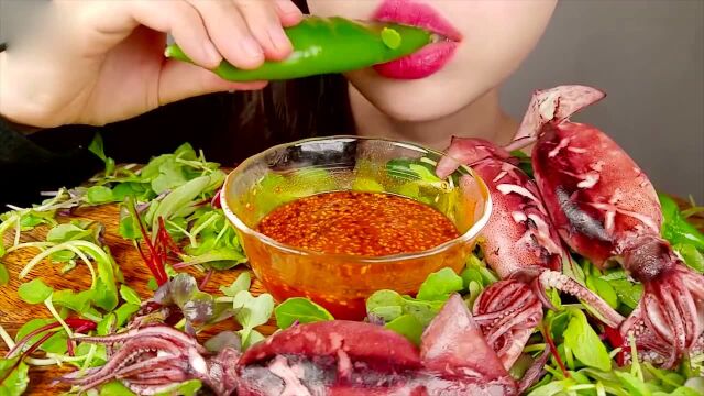Gourmet Circle: The girl eats boiled squid and licks ginger and sesame ...
