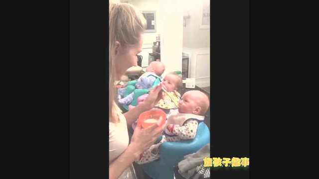 The triplets eat rice paste for the first time, the third child can't ...