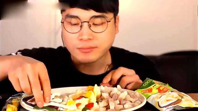 Korean handsome guys eat soft candy, chew for a long time to swallow it ...