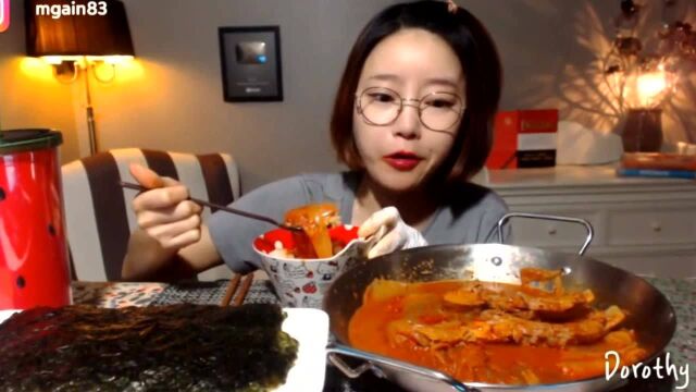 Korean beauty eats pork kimchi wide powder, this cauldron is finished ...