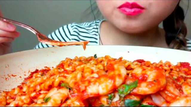 Big stomach king: eating ramen and shrimp, the sound of slick is simply ...