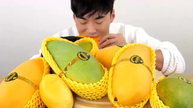 The fresh mango is now eaten, the guy is eating a smile, this mango ...