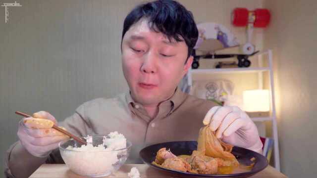 Korean younger brother eats meat and stewed kimchi, plus rice ...