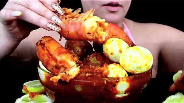 Foreign seafood aunts, eat such a large bowl of seafood to cook, it is ...