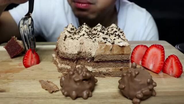 Foreign brothers eat cakes with strawberries, the shape can make ...