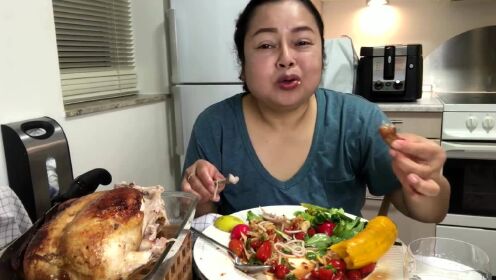 Aunt eats big roast chicken, and the meat is full of fragrance. No ...