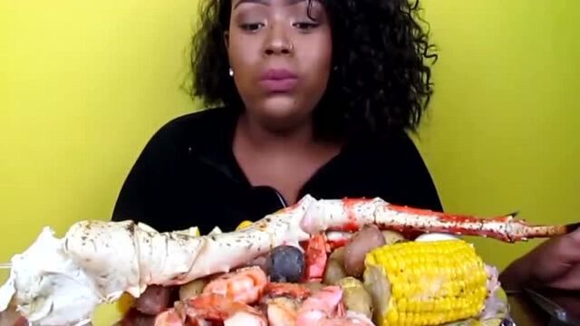 Gastronomic Circle: African girls eat boiled seafood, so she only has ...