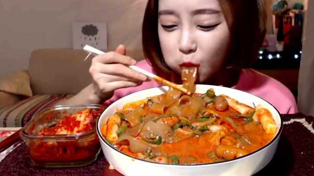 The beauty is made of wide powder, full of hot pot ingredients, and it ...