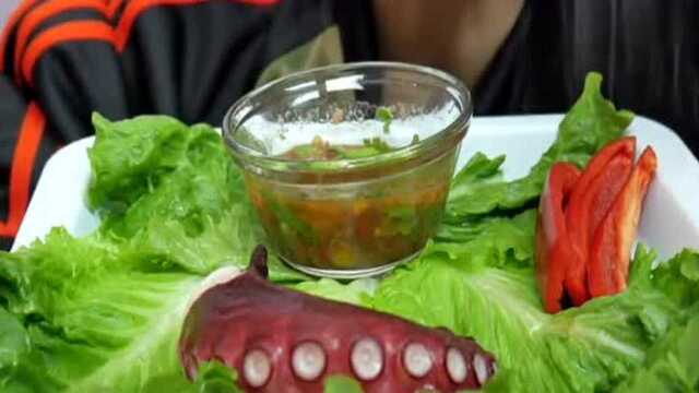 Beautiful women eat raw octopus claws, red peppers, clam sauce, chewing ...