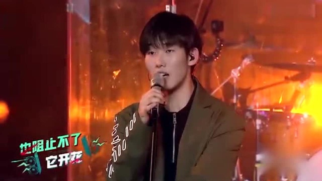 Hu Yutong and Li Ronghao Perform On Stage as a Band - Free - Mainland ...