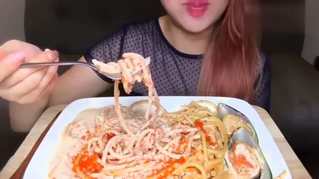The creamy pasta after stirring with the flying fish roe, the intensive ...