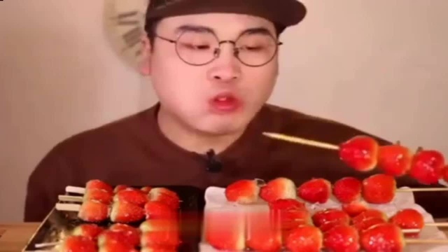 The fat brother eats strawberry rock candy gourd, the sound is too ...
