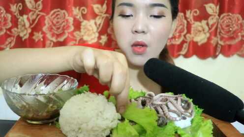 The girl eats the octopus beautifully, eats the fragrant, and the ...