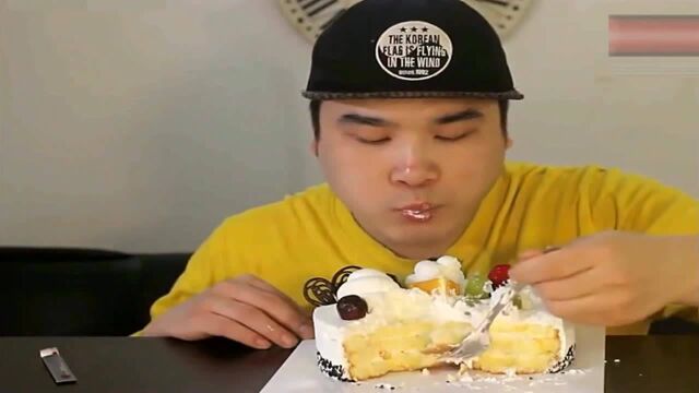 Big stomach king fat brother eats cream cake too bold, a mouthful of mouthful of cream - Watch ...