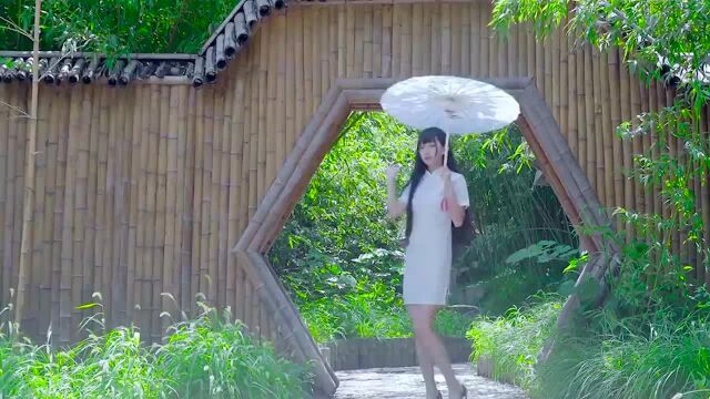 Miss Changfa's cheongsam dances Chinese style dance "Green Snake", but ...