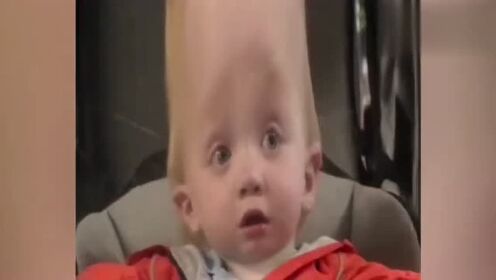 Mother put the baby in front of the mirror, the baby suddenly circled ...