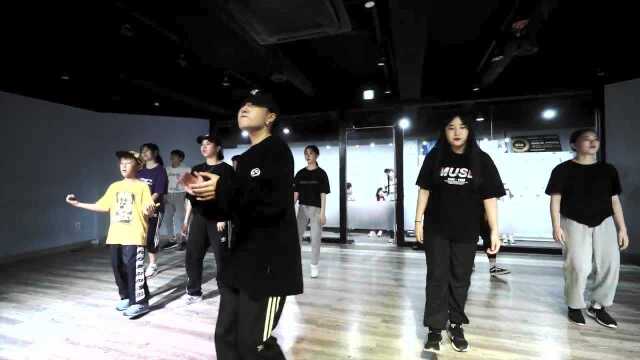 Super-looking E DANCE STUDIO, the performer jumps "Keep Up Wimmi" wearing a hat, Miss Sister is ...