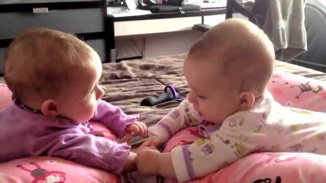 Twins chat face to face, you talk a word, I am so happy, holding a ...