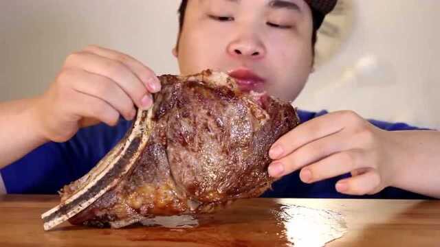 Korean little brother eats and eats Tomahawk steak. It’s really ...
