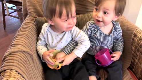 Twins grab things and play, this action is too funny! - Watch HD Video ...