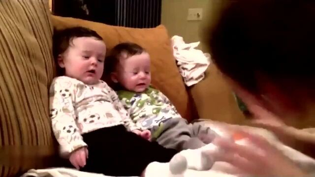 Mother scares twin babies, the baby is not only afraid, but also ...