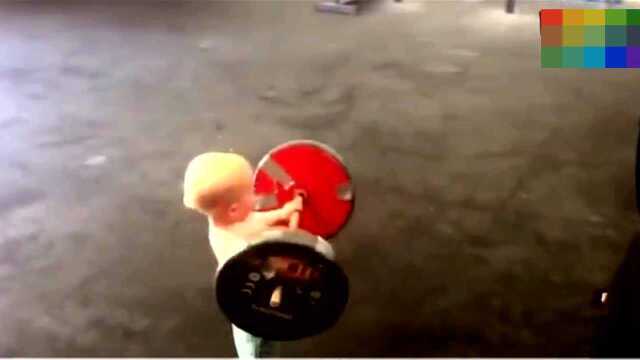 The baby and Dad learn to lift weights, this small body sprouts the ...