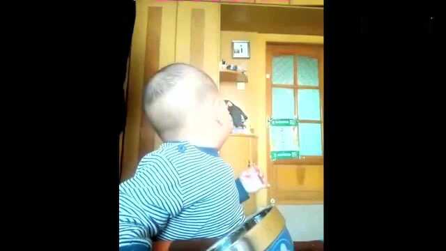 Dad is dancing behind the little fart, and the reaction of the next ...