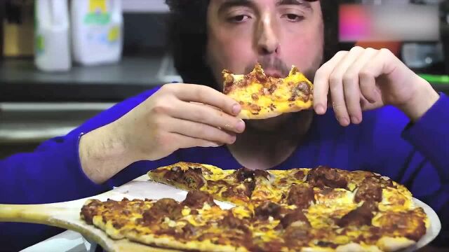 Foreign three-meter uncle eating meat pizza, very thin one chews really ...