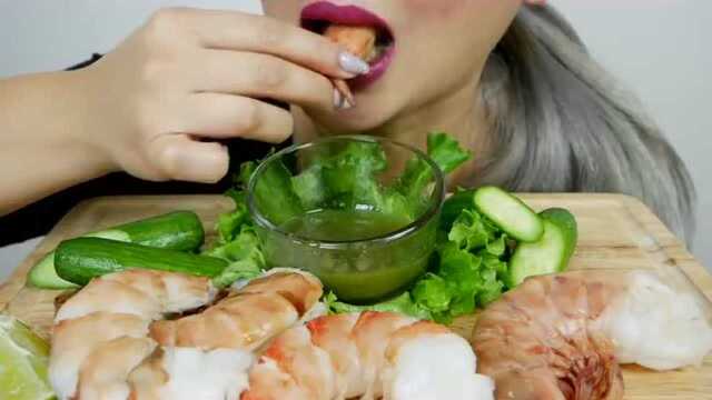 Miss Sister eats super big shrimp, peeling off the shell and eating a ...