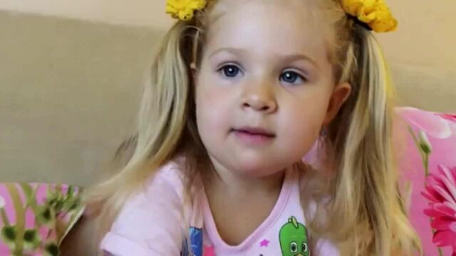 Give the baby a bath to learn to sing, Dad sleeps and gives him makeup ...